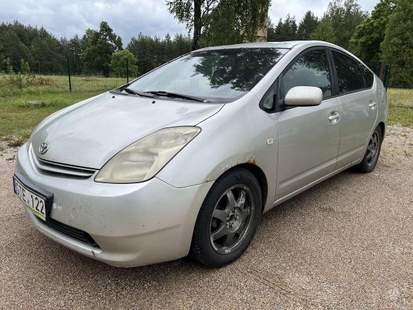 Grey Toyota Prius 2004 in Vilnius, with an engine capacity of 1.50 L and mileage of 89 thousand km for 2000 €, photo 1 on AUTOMOTO.COM.LV