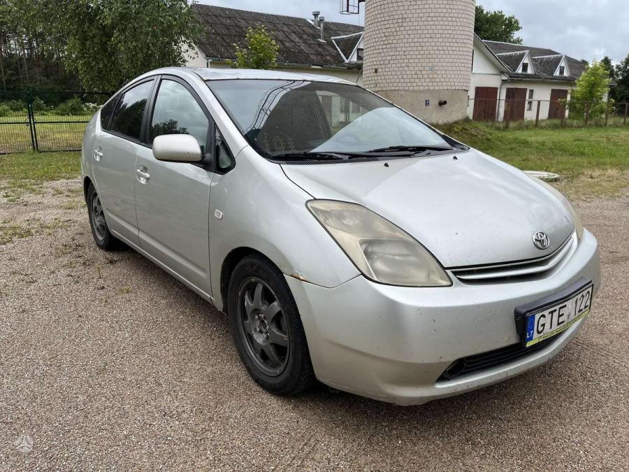 Grey Toyota Prius 2004 in Vilnius, with an engine capacity of 1.50 L and mileage of 89 thousand km for 2000 €, photo 4 on AUTOMOTO.COM.LV