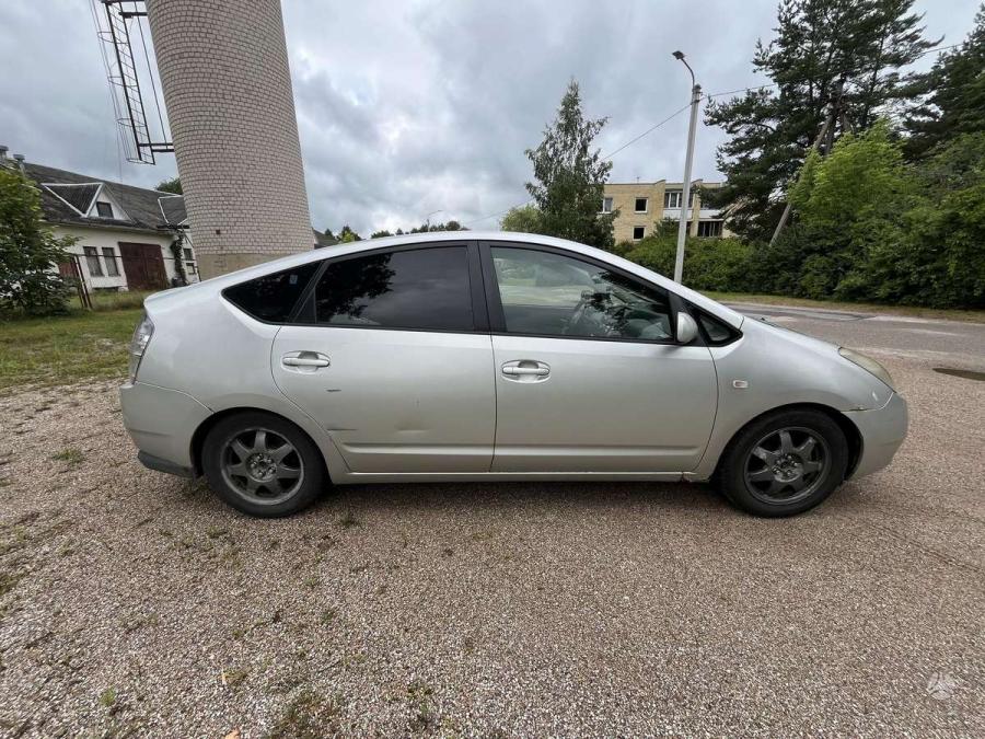 Grey Toyota Prius 2004 in Vilnius, with an engine capacity of 1.50 L and mileage of 89 thousand km for 2000 €, photo 5 on AUTOMOTO.COM.LV