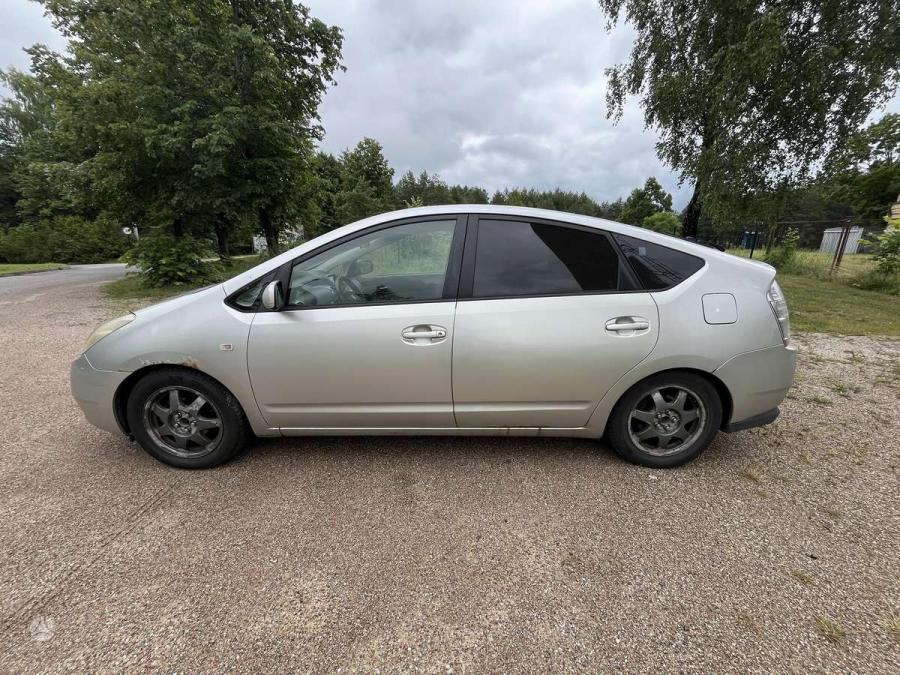 Grey Toyota Prius 2004 in Vilnius, with an engine capacity of 1.50 L and mileage of 89 thousand km for 2000 €, photo 9 on AUTOMOTO.COM.LV