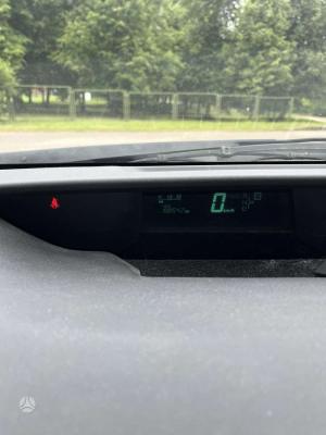 Grey Toyota Prius 2004 in Vilnius, with an engine capacity of 1.50 L and mileage of 89 thousand km for 2000 €, photo 11 on AUTOMOTO.COM.LV