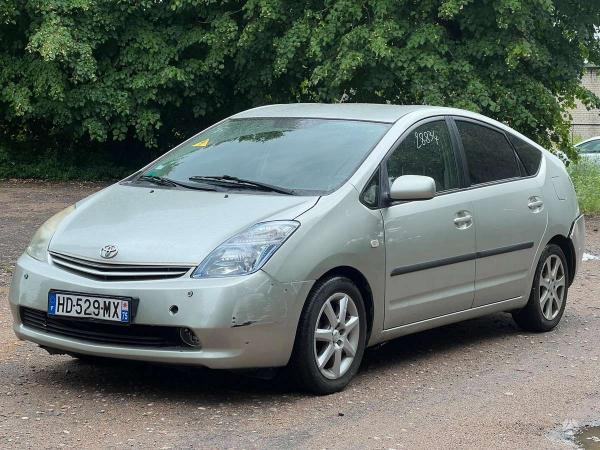 Grey Toyota Prius 2004 in Taurage, with an engine capacity of 1.50 L and mileage of 252 thousand km for 2000 €, photo 2 on AUTOMOTO.COM.LV