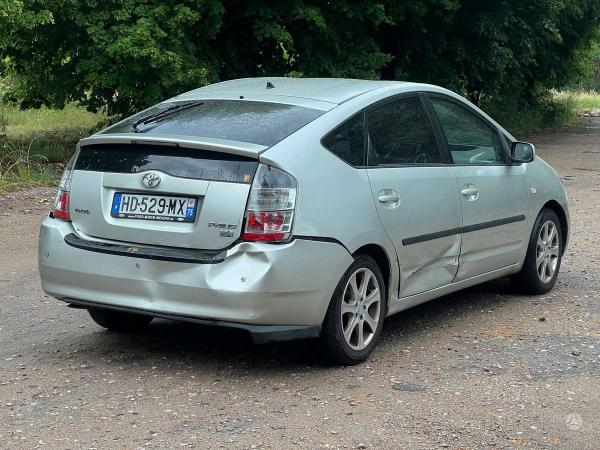 Grey Toyota Prius 2004 in Taurage, with an engine capacity of 1.50 L and mileage of 252 thousand km for 2000 €, photo 4 on AUTOMOTO.COM.LV