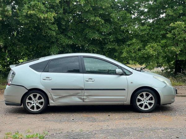 Grey Toyota Prius 2004 in Taurage, with an engine capacity of 1.50 L and mileage of 252 thousand km for 2000 €, photo 7 on AUTOMOTO.COM.LV