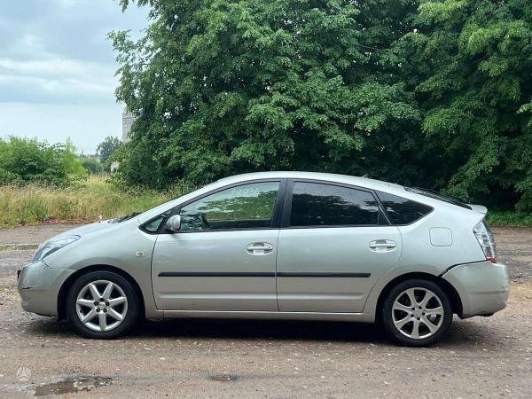 Grey Toyota Prius 2004 in Taurage, with an engine capacity of 1.50 L and mileage of 252 thousand km for 2000 €, photo 8 on AUTOMOTO.COM.LV