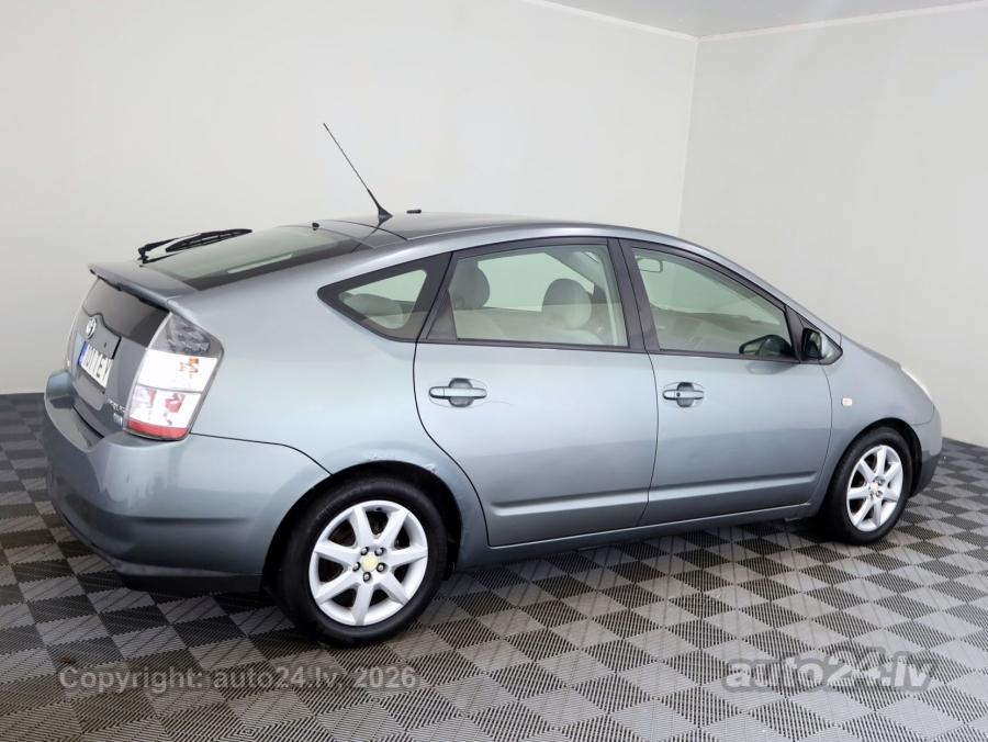 Pelēks Toyota Prius 2004 Tallina, ar dzinēja tilpumu 1.50 L un nobraukumu 279 tūkst. km par 1799 €, foto 4 vietnē AUTOMOTO.COM.LV