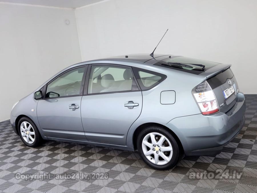 Pelēks Toyota Prius 2004 Tallina, ar dzinēja tilpumu 1.50 L un nobraukumu 279 tūkst. km par 1799 €, foto 5 vietnē AUTOMOTO.COM.LV