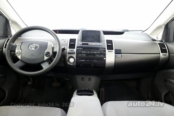 Grey Toyota Prius 2004 in Tallinn, with an engine capacity of 1.50 L and mileage of 279 thousand km for 1799 €, photo 6 on AUTOMOTO.COM.LV