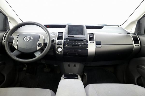 Grey Toyota Prius 2004 in Tallinn, with an engine capacity of 1.50 L and mileage of 279 thousand km for 1799 €, photo 6 on AUTOMOTO.COM.LV