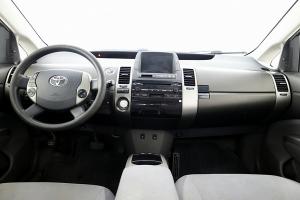 Grey Toyota Prius 2004 in Tallinn, with an engine capacity of 1.50 L and mileage of 279 thousand km for 1799 €, photo 6 on AUTOMOTO.COM.LV