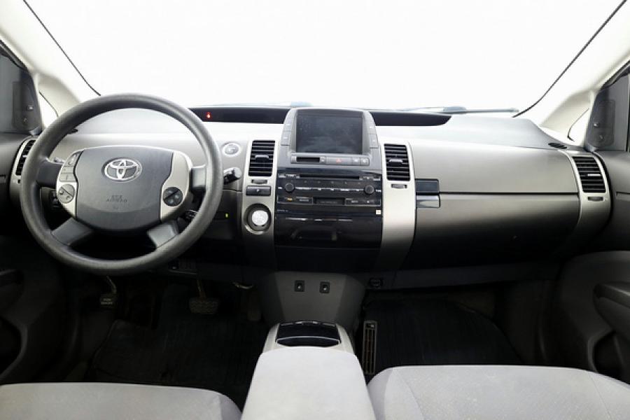 Grey Toyota Prius 2004 in Tallinn, with an engine capacity of 1.50 L and mileage of 279 thousand km for 1799 €, photo 6 on AUTOMOTO.COM.LV