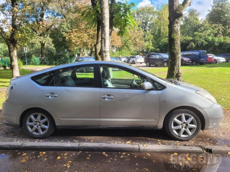 Grey Toyota Prius 2004 in Riga, with an engine capacity of 1.50 L and mileage of 300 thousand km for 2500 €, photo 1 on AUTOMOTO.COM.LV