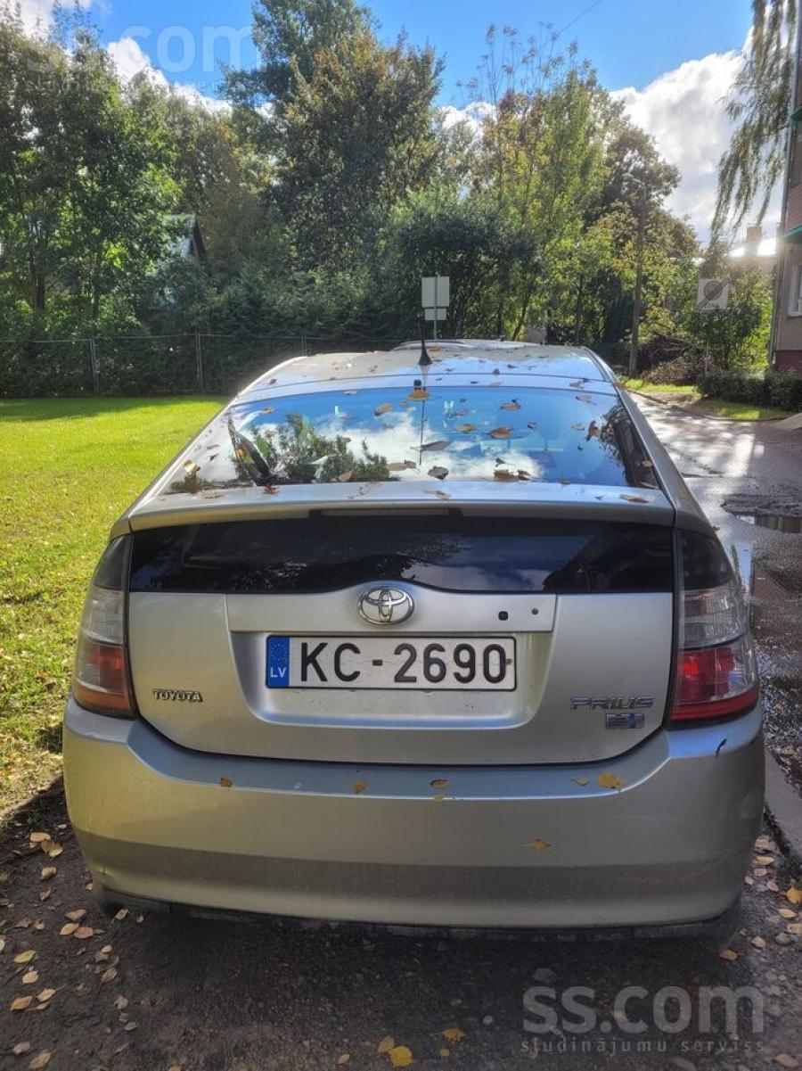 Grey Toyota Prius 2004 in Riga, with an engine capacity of 1.50 L and mileage of 300 thousand km for 2500 €, photo 4 on AUTOMOTO.COM.LV