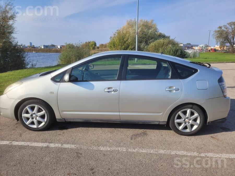 Grey Toyota Prius 2004 in Riga, with an engine capacity of 1.50 L and mileage of 300 thousand km for 2000 €, photo 1 on AUTOMOTO.COM.LV