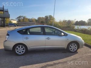 Grey Toyota Prius 2004 in Riga, with an engine capacity of 1.50 L and mileage of 300 thousand km for 2000 €, photo 3 on AUTOMOTO.COM.LV