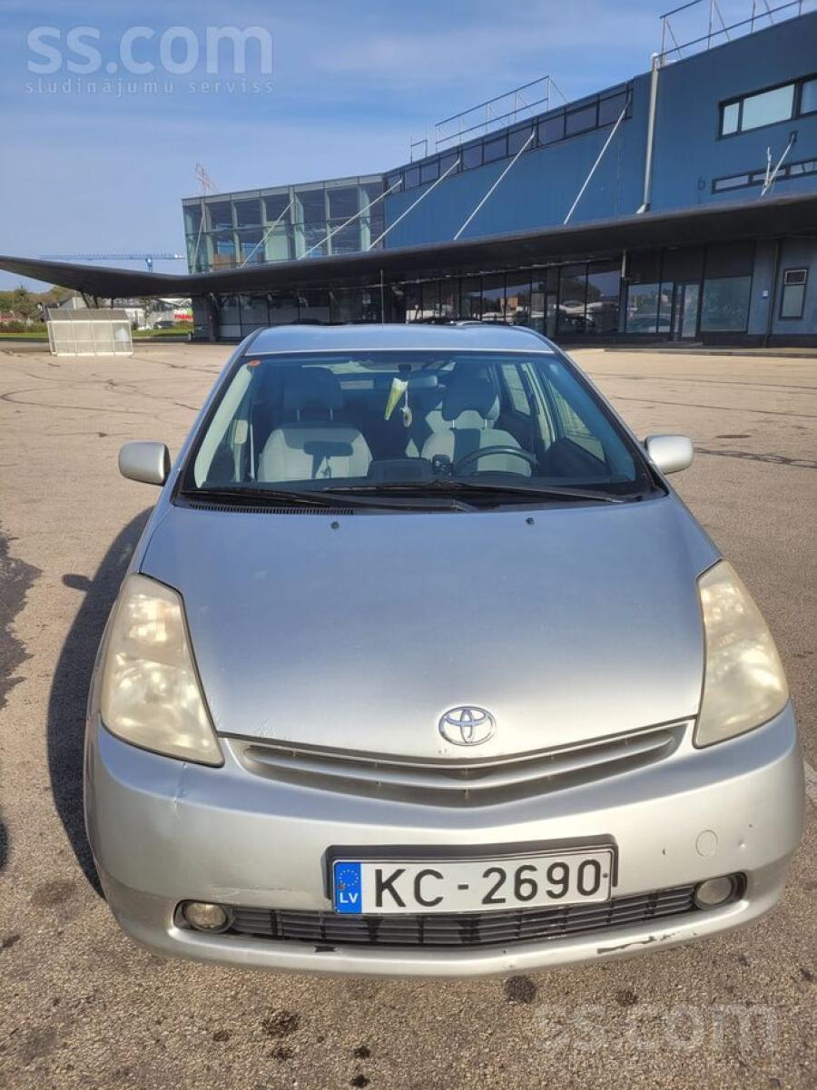 Grey Toyota Prius 2004 in Riga, with an engine capacity of 1.50 L and mileage of 300 thousand km for 2000 €, photo 4 on AUTOMOTO.COM.LV