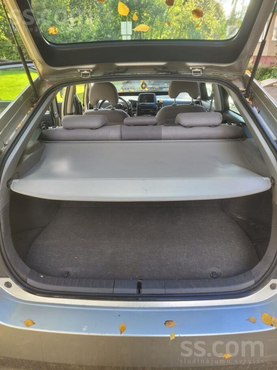 Grey Toyota Prius 2004 in Riga, with an engine capacity of 1.50 L and mileage of 324 thousand km for 2000 €, photo 4 on AUTOMOTO.COM.LV