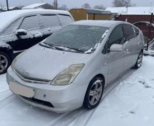 Pelēks Toyota Prius 2005 Viļņa, ar dzinēja tilpumu 1.50 L un nobraukumu 250 tūkst. km par 2950 €, foto  vietnē AUTOMOTO.COM.LV
