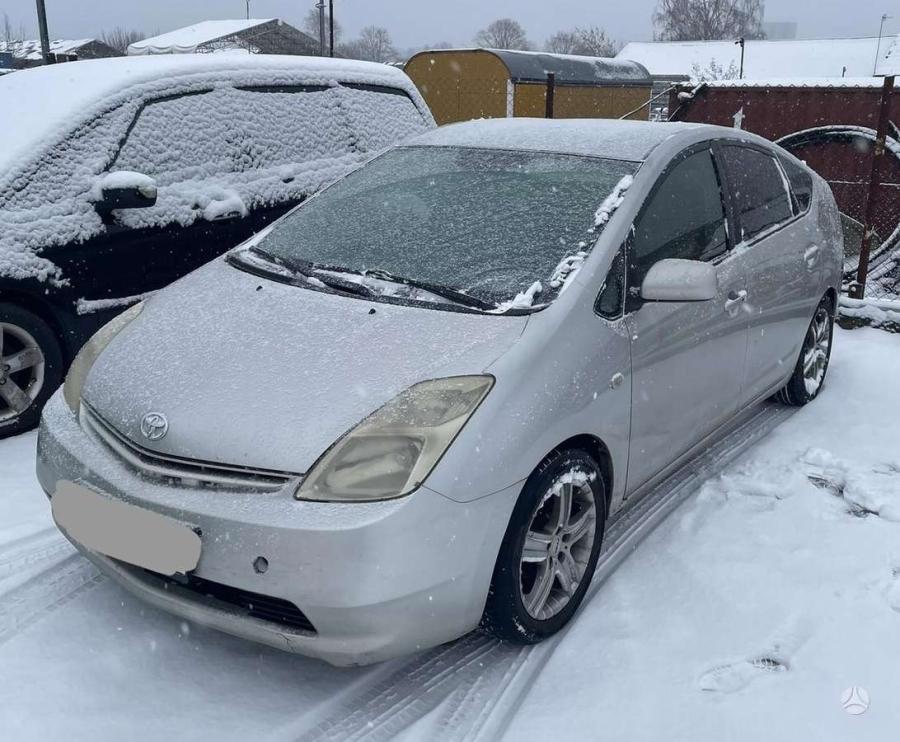 Grey Toyota Prius 2005 in Vilnius, with an engine capacity of 1.50 L and mileage of 250 thousand km for 2950 €, photo 1 on AUTOMOTO.COM.LV