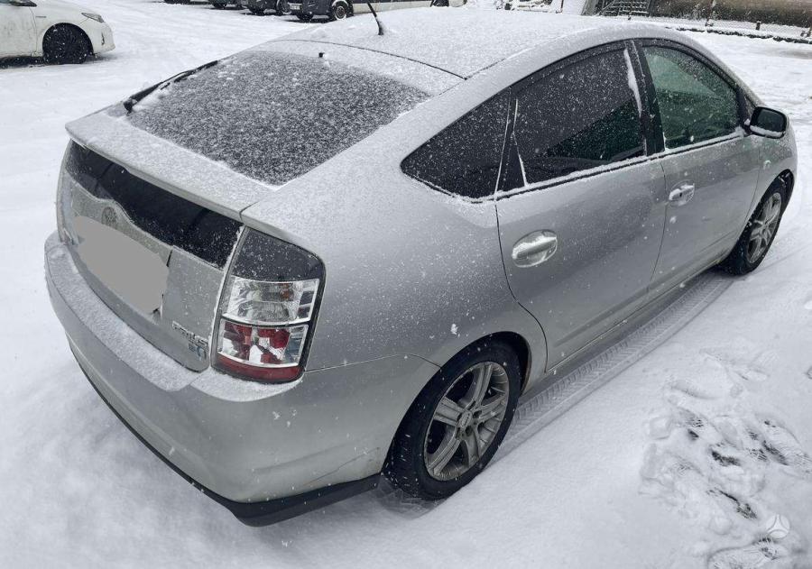 Grey Toyota Prius 2005 in Vilnius, with an engine capacity of 1.50 L and mileage of 250 thousand km for 2950 €, photo 3 on AUTOMOTO.COM.LV