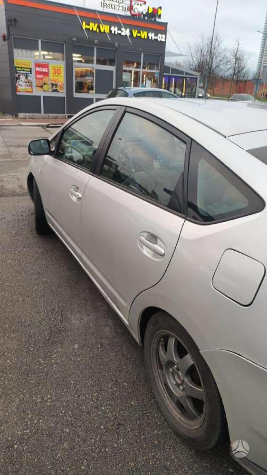 Pelēks Toyota Prius 2005 Klaipėda, ar dzinēja tilpumu 1.50 L un nobraukumu 405 tūkst. km par 2250 €, foto 4 vietnē AUTOMOTO.COM.LV