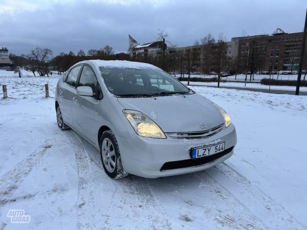 Grey Toyota Prius 2005 in Vilnius, with an engine capacity of 1.50 L and mileage of 397 thousand km for 2650 €, photo 1 on AUTOMOTO.COM.LV