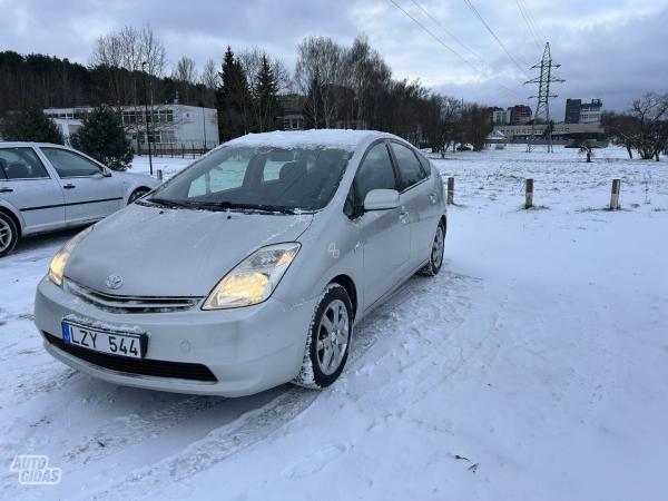 Grey Toyota Prius 2005 in Vilnius, with an engine capacity of 1.50 L and mileage of 397 thousand km for 2650 €, photo 2 on AUTOMOTO.COM.LV