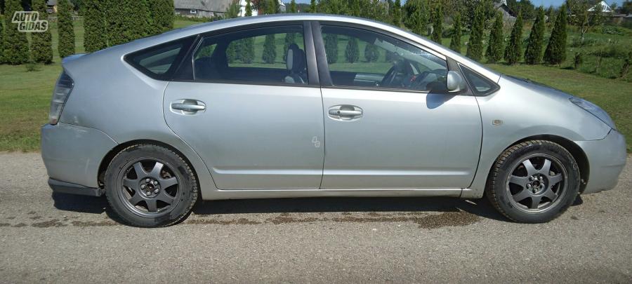 Pelēks Toyota Prius 2005 Elektrėnai, ar dzinēja tilpumu 1.50 L un nobraukumu 420 tūkst. km par 1350 €, foto 1 vietnē AUTOMOTO.COM.LV