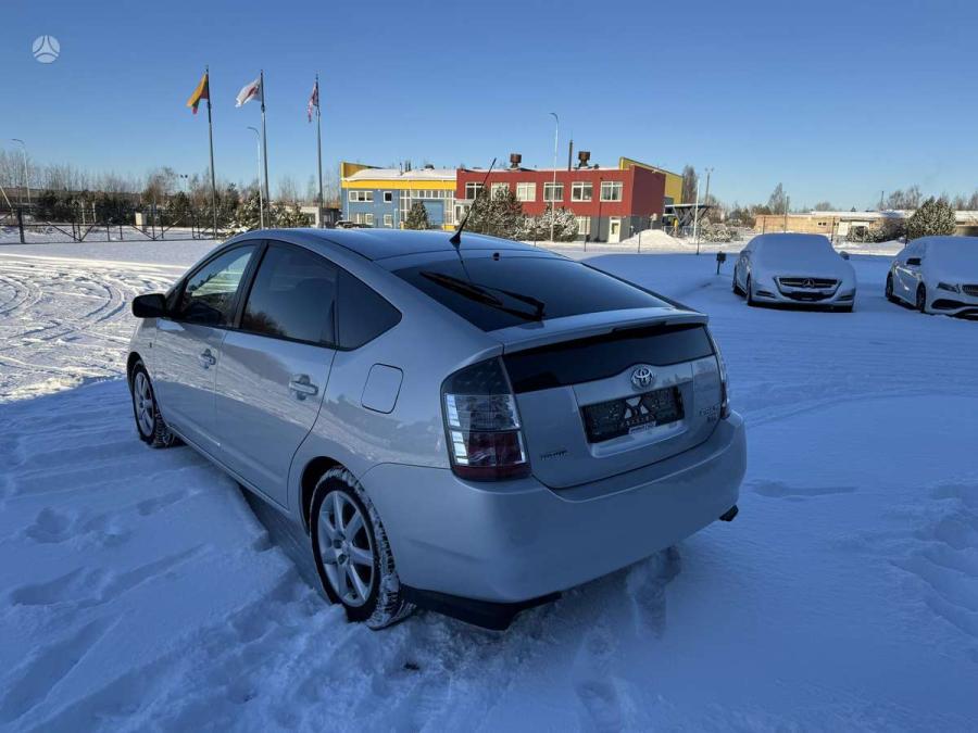Серый Тойота Приус 2005 в Тельшяй, объемом двигателя 1.50 л и пробегом 235 тыс. км за 3999 €, фото 4 на AUTOMOTO.COM.LV