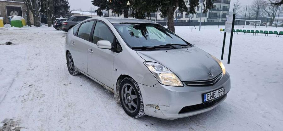 Grey Toyota Prius 2005 in Kaunas, with an engine capacity of 1.50 L and mileage of 210 thousand km for 1499 €, photo 3 on AUTOMOTO.COM.LV
