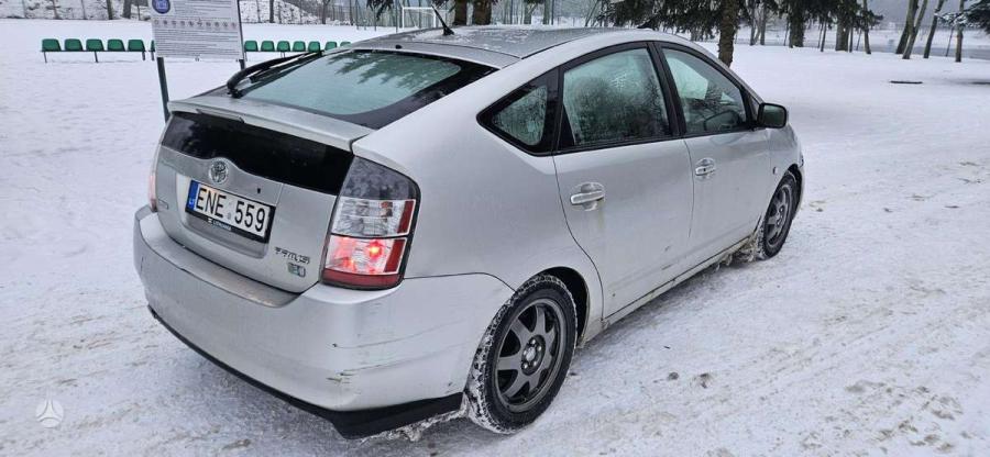 Grey Toyota Prius 2005 in Kaunas, with an engine capacity of 1.50 L and mileage of 210 thousand km for 1499 €, photo 4 on AUTOMOTO.COM.LV