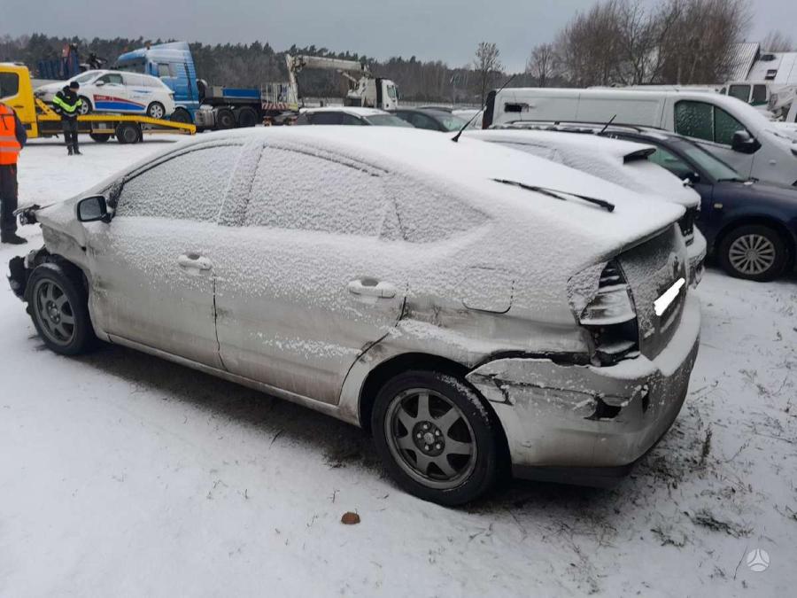 Grey Toyota Prius 2005 in Kaunas, with an engine capacity of 1.50 L and mileage of 267 thousand km for 900 €, photo 3 on AUTOMOTO.COM.LV