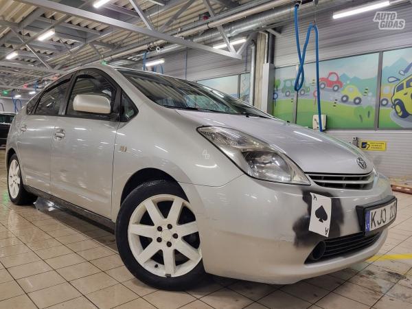 Pelēks Toyota Prius 2005 Viļņa, ar dzinēja tilpumu 1.50 L un nobraukumu 320 tūkst. km par 3150 €, foto 1 vietnē AUTOMOTO.COM.LV