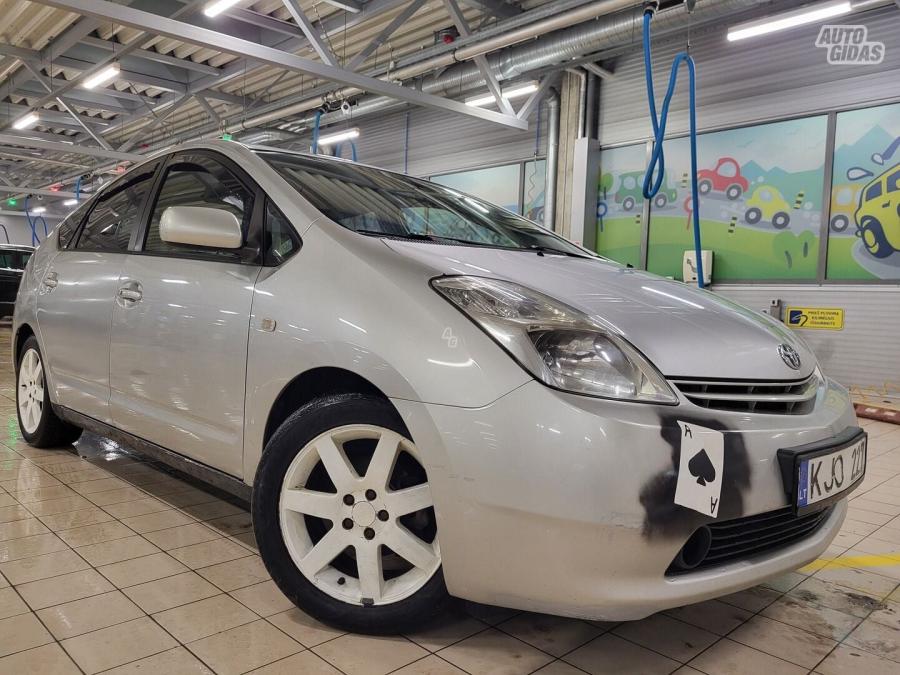 Grey Toyota Prius 2005 in Vilnius, with an engine capacity of 1.50 L and mileage of 320 thousand km for 3150 €, photo 1 on AUTOMOTO.COM.LV