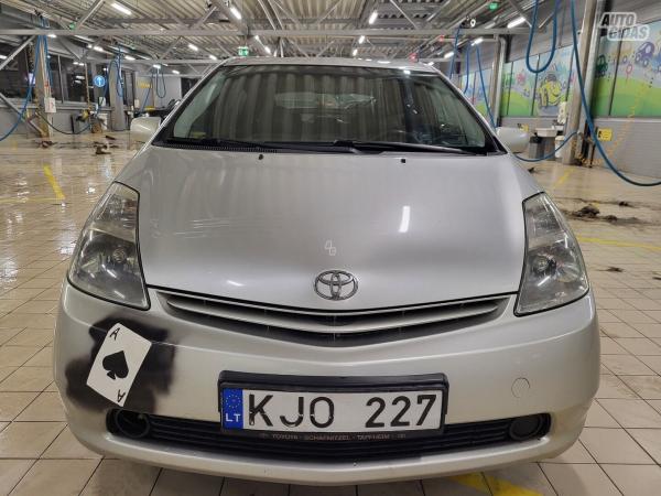Pelēks Toyota Prius 2005 Viļņa, ar dzinēja tilpumu 1.50 L un nobraukumu 320 tūkst. km par 3150 €, foto 2 vietnē AUTOMOTO.COM.LV