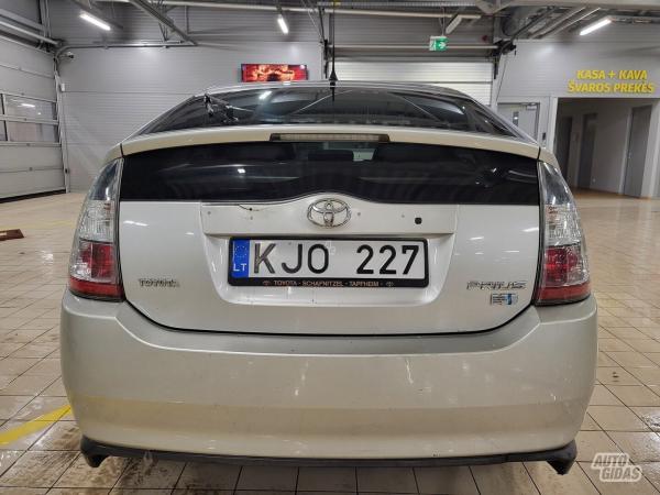 Pelēks Toyota Prius 2005 Viļņa, ar dzinēja tilpumu 1.50 L un nobraukumu 320 tūkst. km par 3150 €, foto 8 vietnē AUTOMOTO.COM.LV