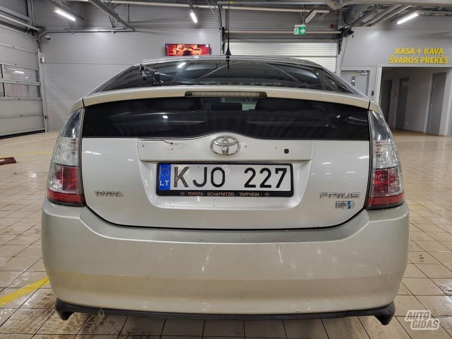 Grey Toyota Prius 2005 in Vilnius, with an engine capacity of 1.50 L and mileage of 320 thousand km for 3150 €, photo 8 on AUTOMOTO.COM.LV