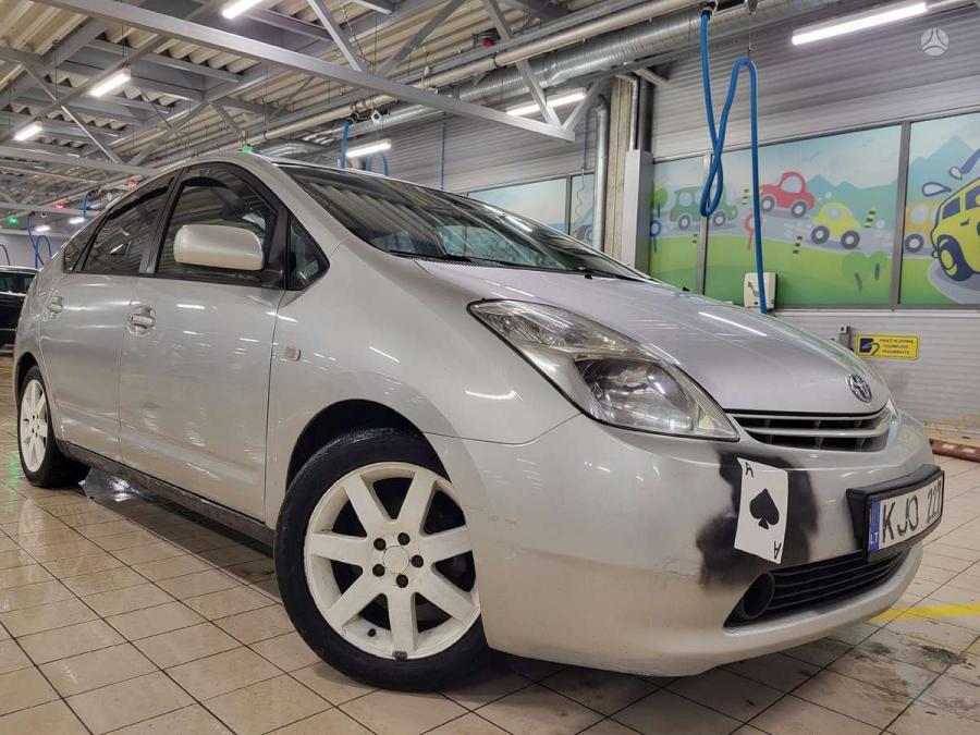 Pelēks Toyota Prius 2005 Viļņa, ar dzinēja tilpumu 1.50 L un nobraukumu 320 tūkst. km par 3150 €, foto 2 vietnē AUTOMOTO.COM.LV