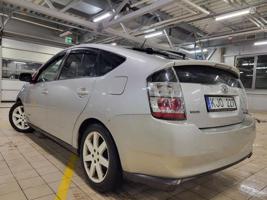 Pelēks Toyota Prius 2005 Viļņa, ar dzinēja tilpumu 1.50 L un nobraukumu 320 tūkst. km par 3150 €, foto 3 vietnē AUTOMOTO.COM.LV