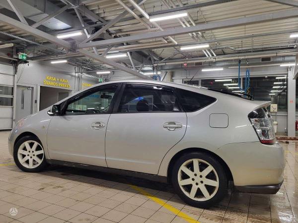 Grey Toyota Prius 2005 in Vilnius, with an engine capacity of 1.50 L and mileage of 320 thousand km for 3150 €, photo 5 on AUTOMOTO.COM.LV