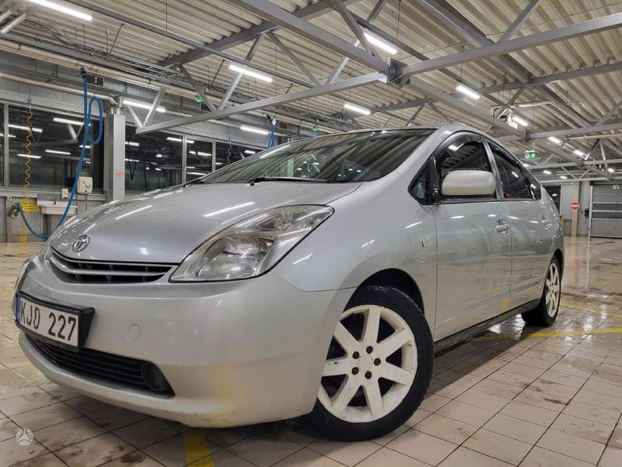 Pelēks Toyota Prius 2005 Viļņa, ar dzinēja tilpumu 1.50 L un nobraukumu 320 tūkst. km par 3150 €, foto 6 vietnē AUTOMOTO.COM.LV