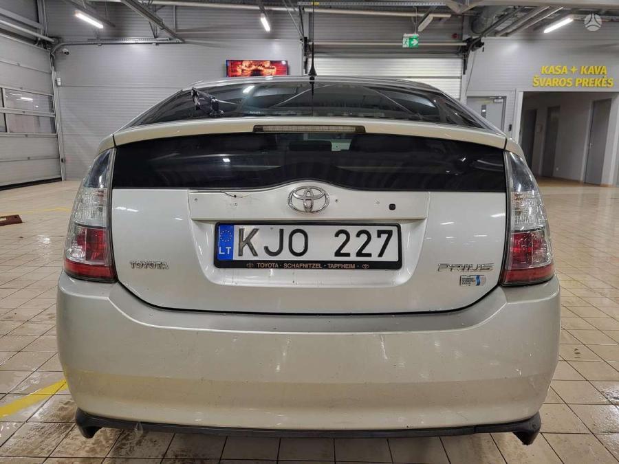 Pelēks Toyota Prius 2005 Viļņa, ar dzinēja tilpumu 1.50 L un nobraukumu 320 tūkst. km par 3150 €, foto 7 vietnē AUTOMOTO.COM.LV
