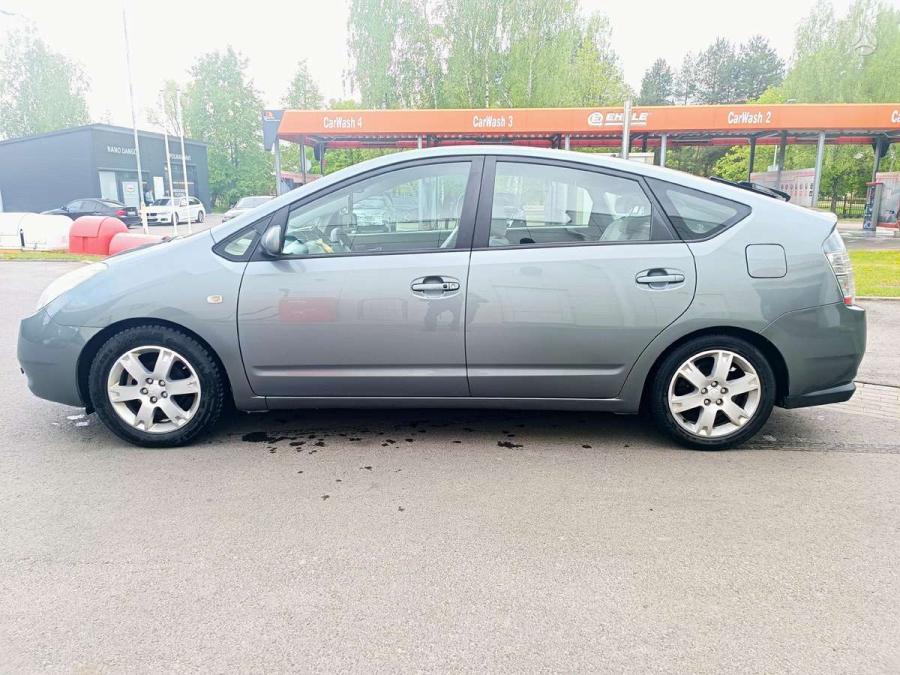 Grey Toyota Prius 2005 in Vilnius, with an engine capacity of 1.50 L and mileage of 290 thousand km for 3700 €, photo 1 on AUTOMOTO.COM.LV
