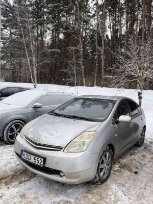 Grey Toyota Prius 2005 in Vilnius, with an engine capacity of 1.50 L and mileage of 299 thousand km for 1850 €, photo  on AUTOMOTO.COM.LV
