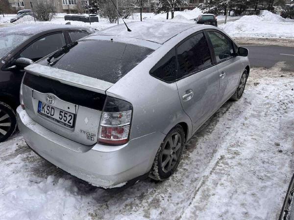 Pelēks Toyota Prius 2005 Viļņa, ar dzinēja tilpumu 1.50 L un nobraukumu 299 tūkst. km par 1850 €, foto 3 vietnē AUTOMOTO.COM.LV