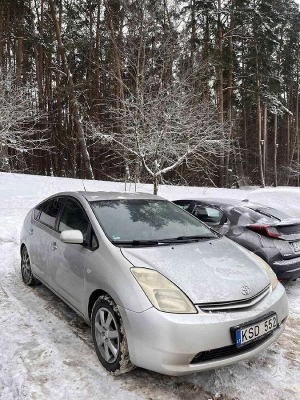 Pelēks Toyota Prius 2005 Viļņa, ar dzinēja tilpumu 1.50 L un nobraukumu 299 tūkst. km par 1850 €, foto 4 vietnē AUTOMOTO.COM.LV