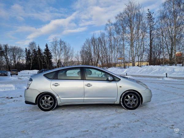 Grey Toyota Prius 2005 in Vilnius, with an engine capacity of 1.50 L and mileage of 10 thousand km for 2500 €, photo 4 on AUTOMOTO.COM.LV