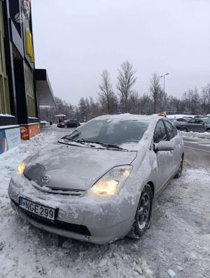 Pelēks Toyota Prius 2005 Viļņa, ar dzinēja tilpumu 1.50 L un nobraukumu 300 tūkst. km par 3600 €, foto  vietnē AUTOMOTO.COM.LV
