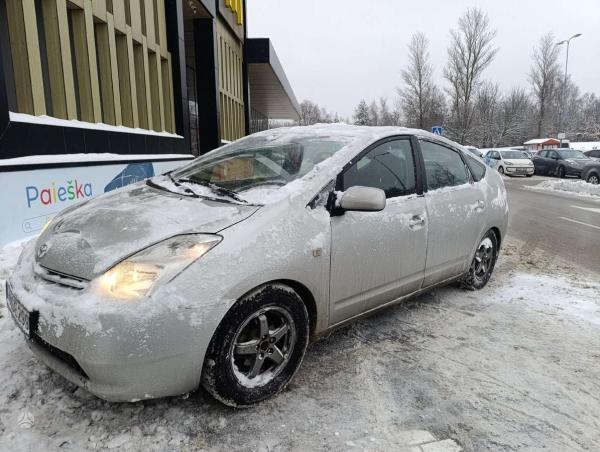 Grey Toyota Prius 2005 in Vilnius, with an engine capacity of 1.50 L and mileage of 300 thousand km for 3600 €, photo 2 on AUTOMOTO.COM.LV