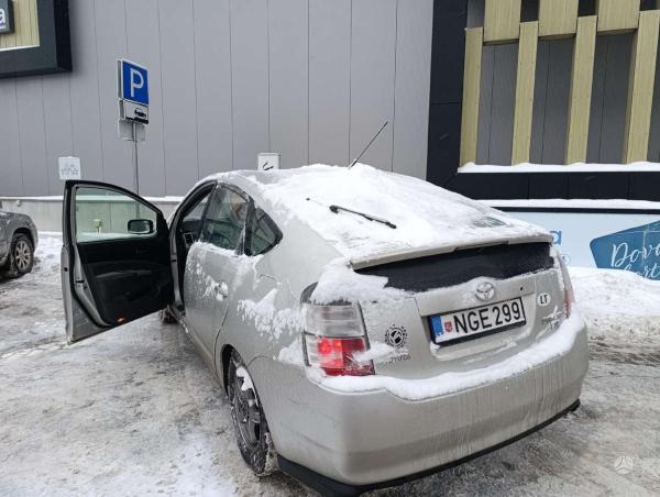 Grey Toyota Prius 2005 in Vilnius, with an engine capacity of 1.50 L and mileage of 300 thousand km for 3600 €, photo 4 on AUTOMOTO.COM.LV